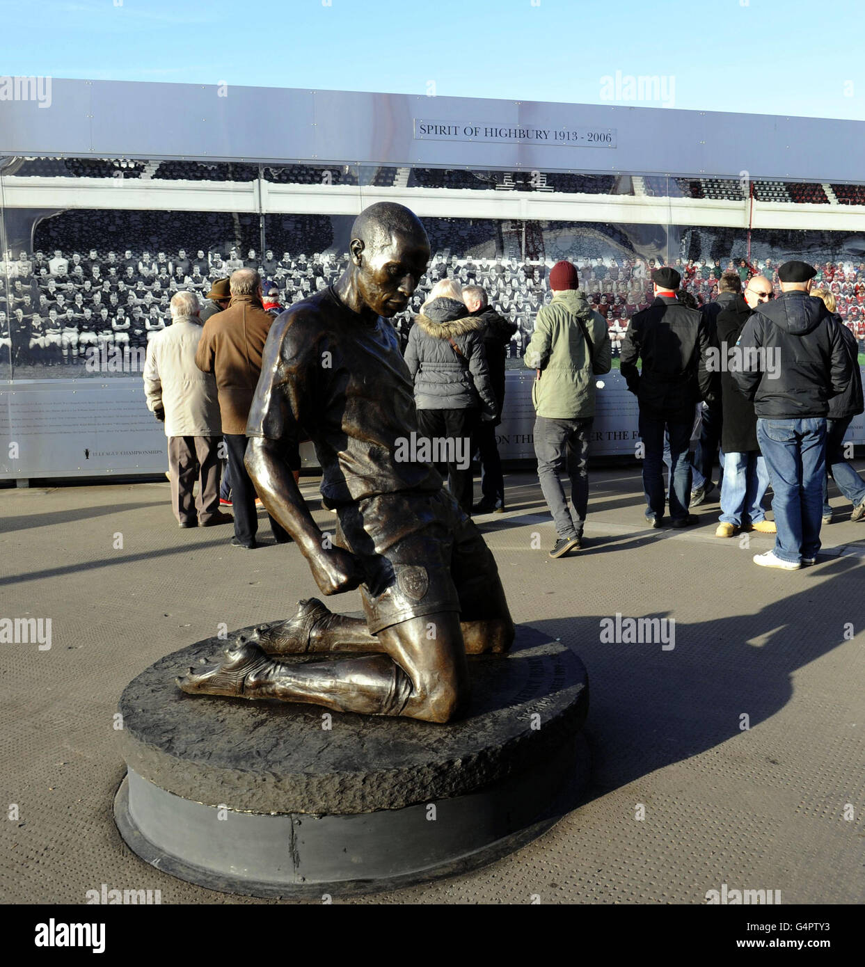 Thierry henry statue hi-res stock photography and images - Alamy