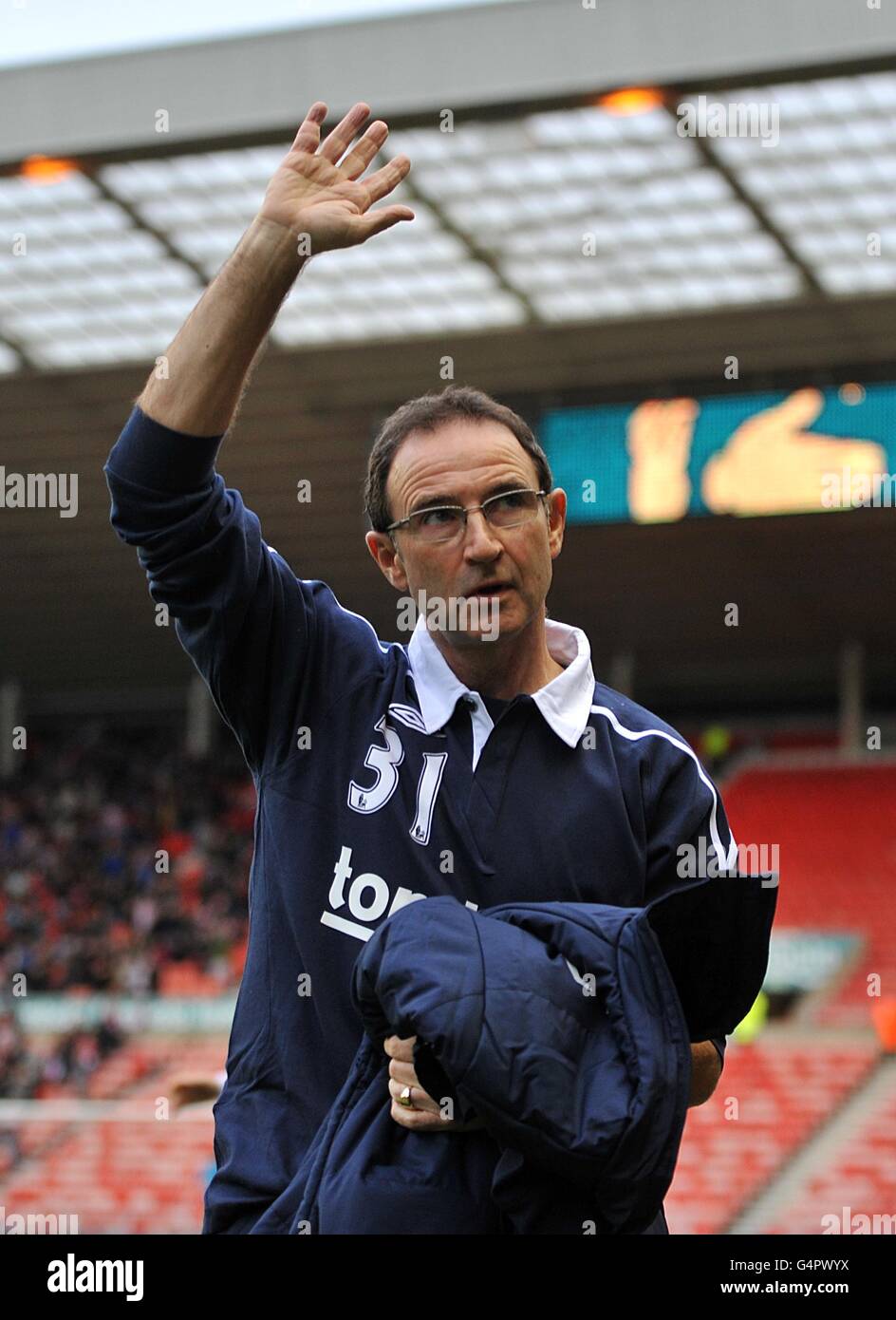 Sunderland manager martin oneill waves to the fans kick off hi-res ...