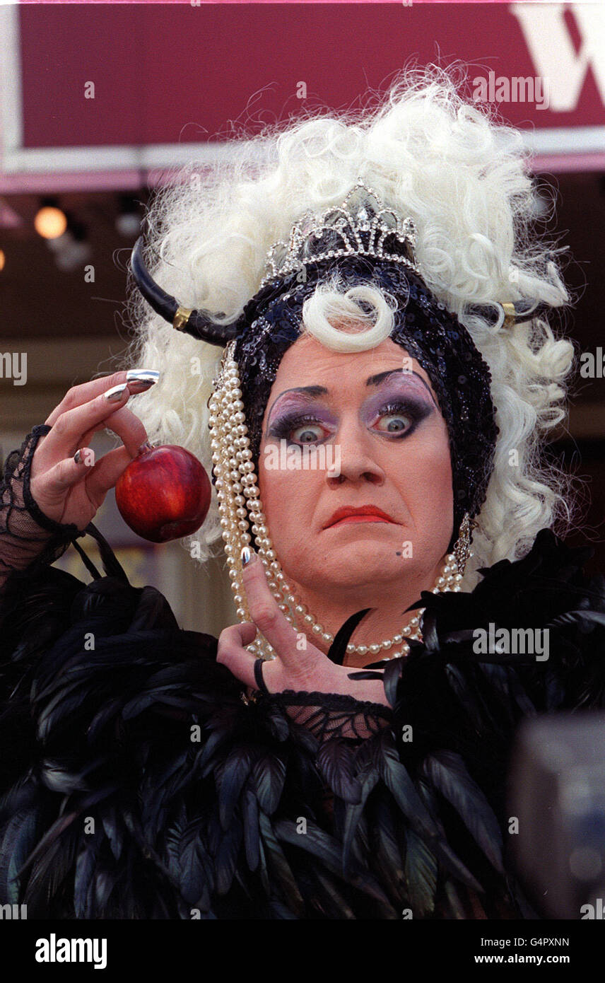 Snow white seven dwarfs pantomime hi-res stock photography and images - Alamy