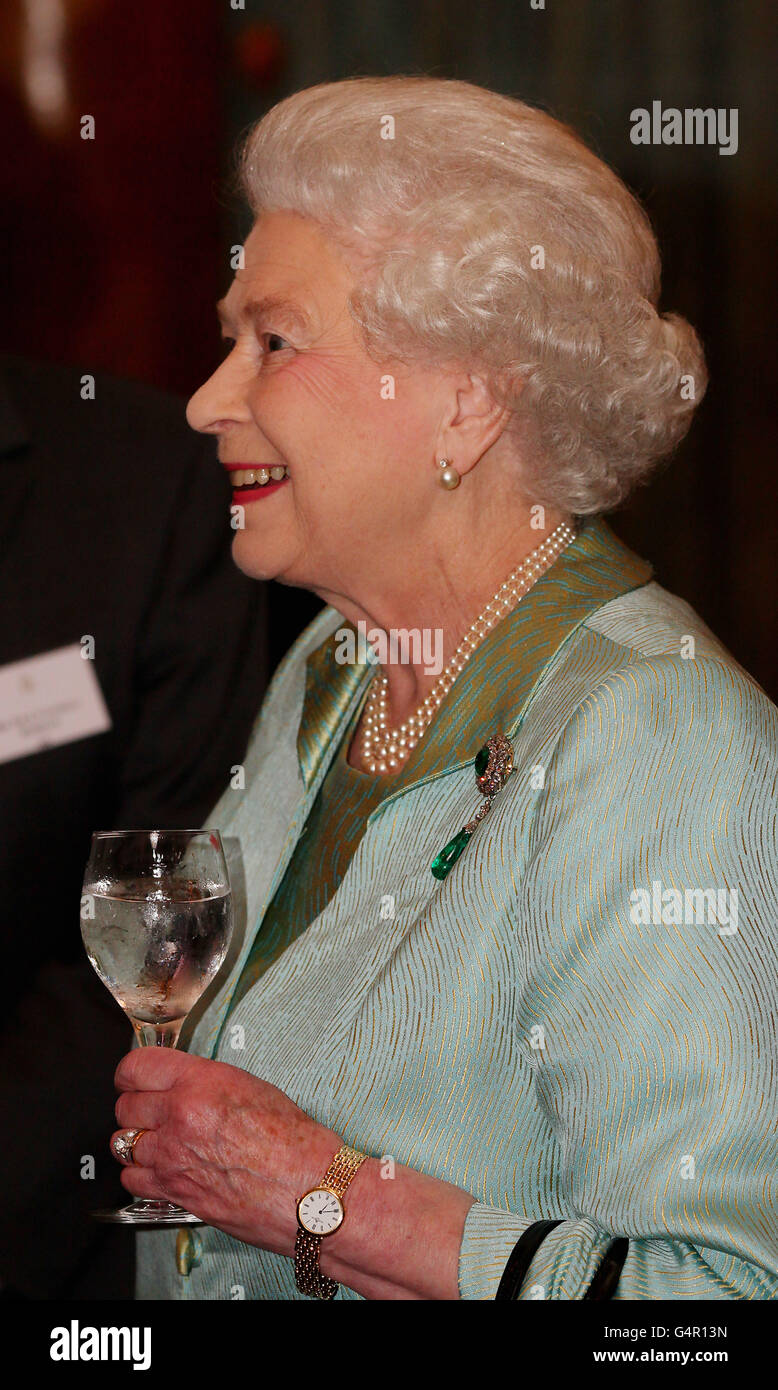 Queen elizabeth ii hosts journalists at palace hi-res stock photography ...