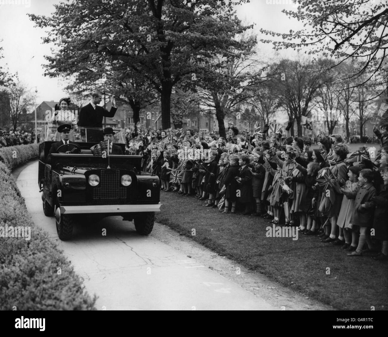 Queen elizabeth land rover hi-res stock photography and images - Alamy