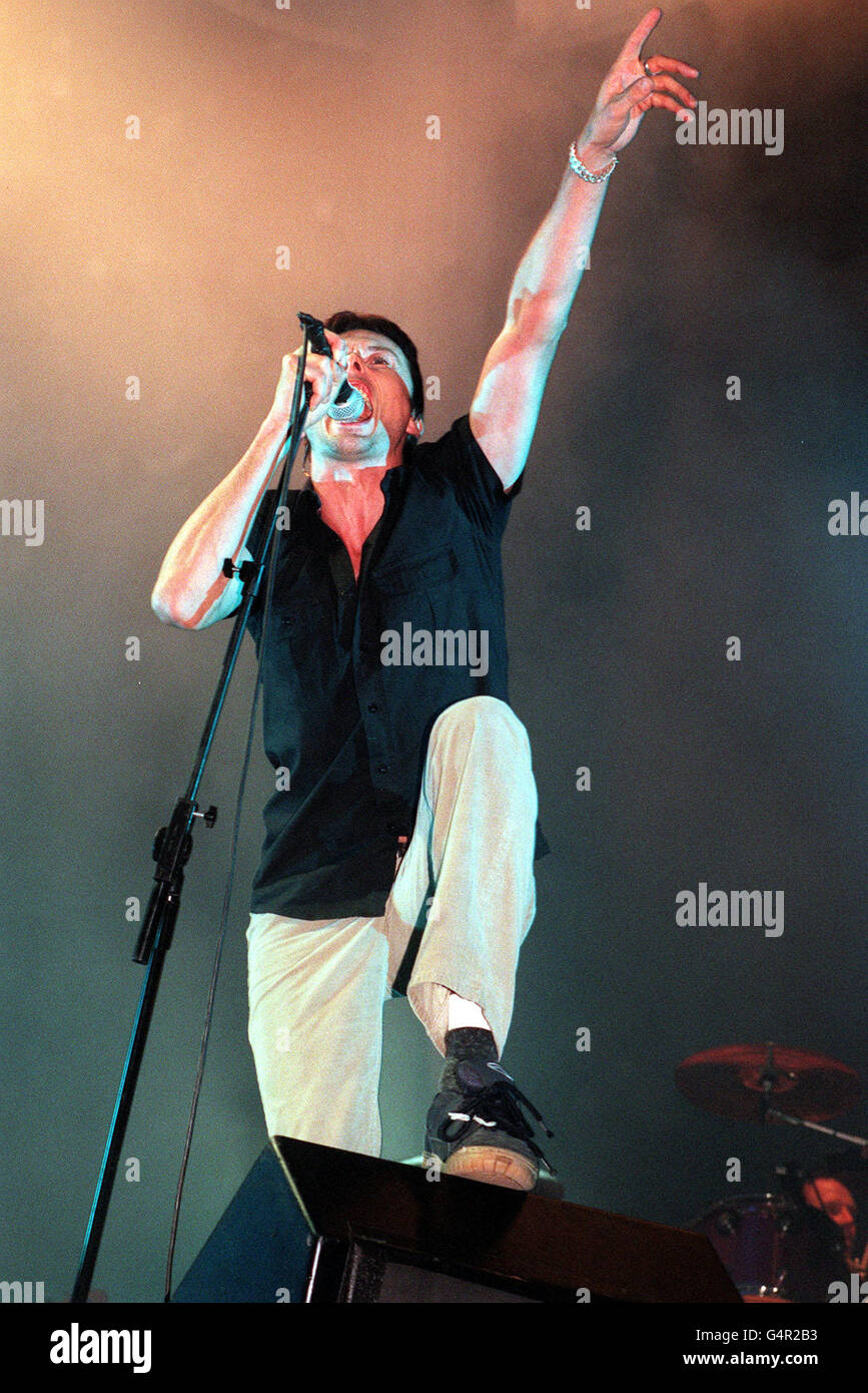 Bent knee singer hi-res stock photography and images - Alamy