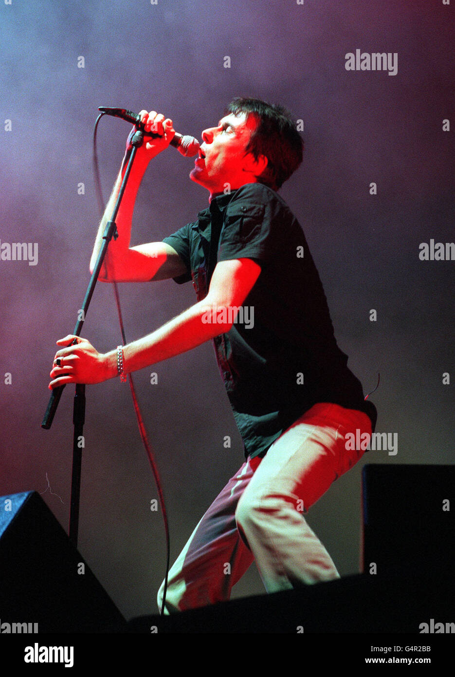 V99/SUEDE. Brett Anderson, lead singer of the band Suede on stage at ...