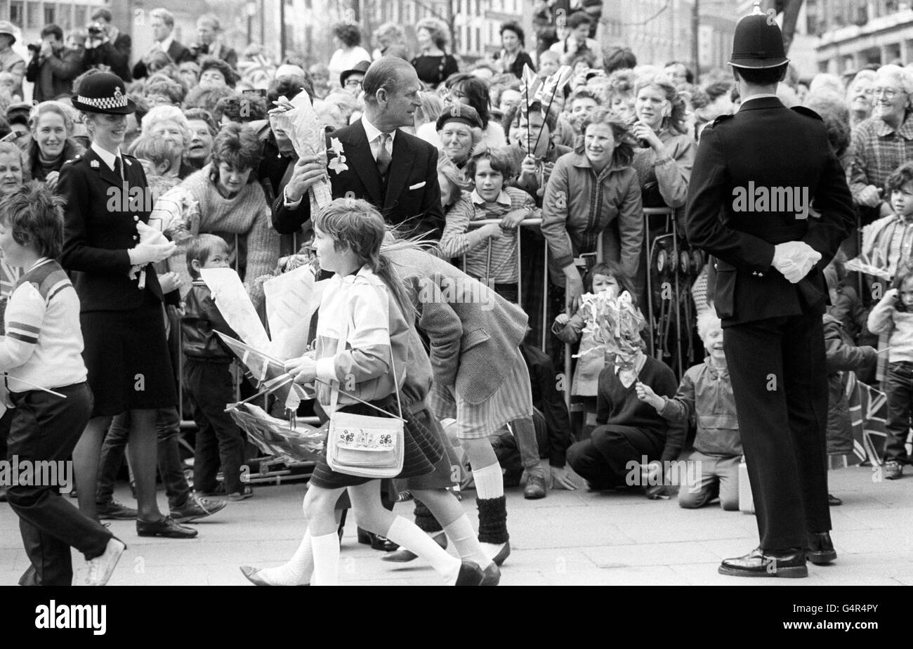 The Duke of Edinburgh accepts flowers from children of Nottingham on ...
