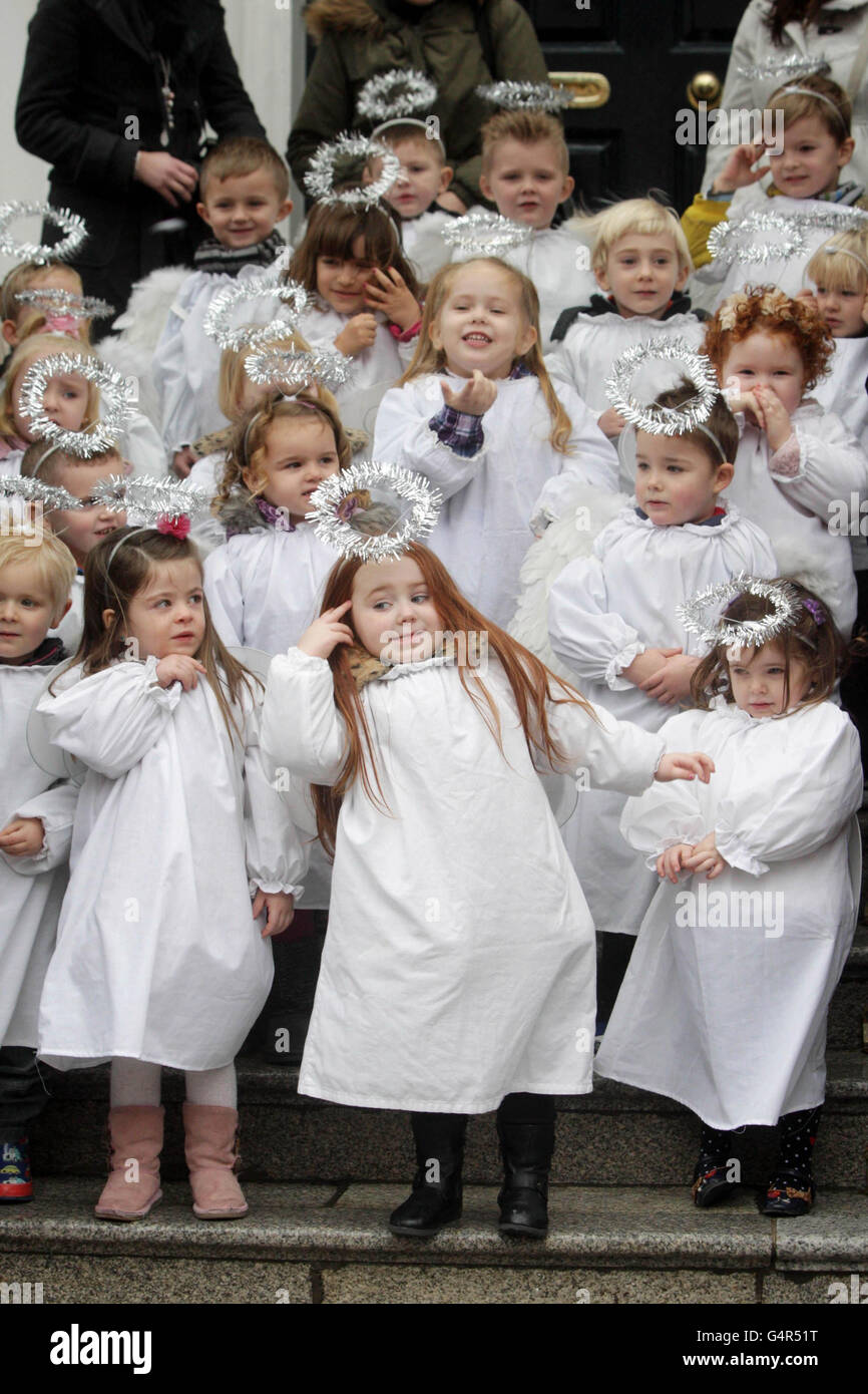 Children dressed as angels hi-res stock photography and images - Alamy