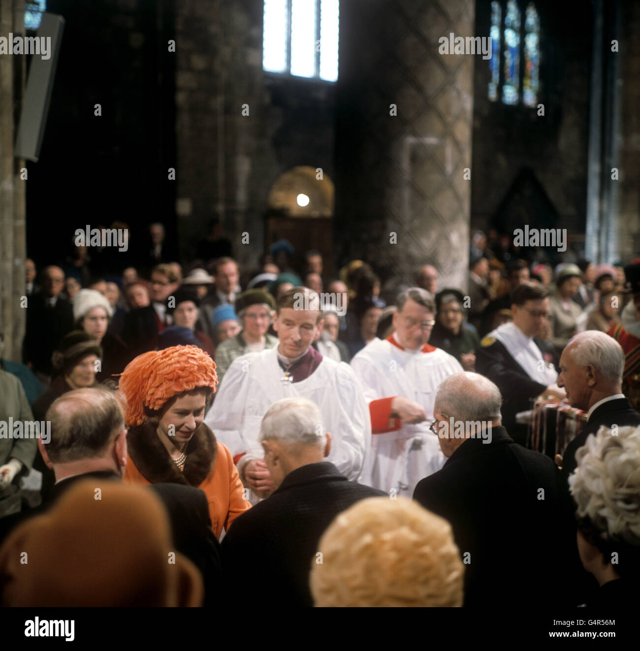 Queen elizabeth ii distributing maundy money hi-res stock photography ...