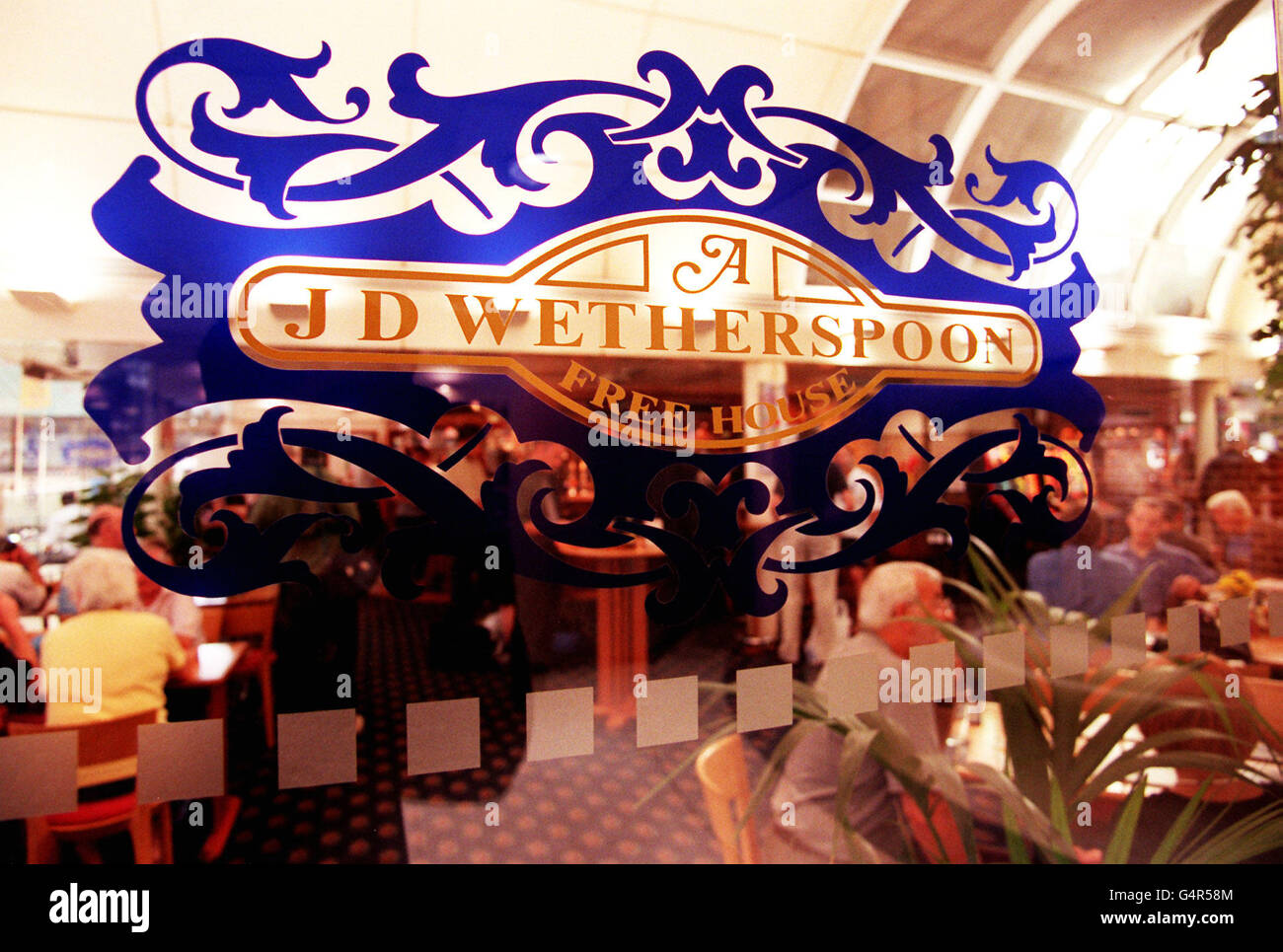 Bar staff wetherspoon hi-res stock photography and images - Alamy