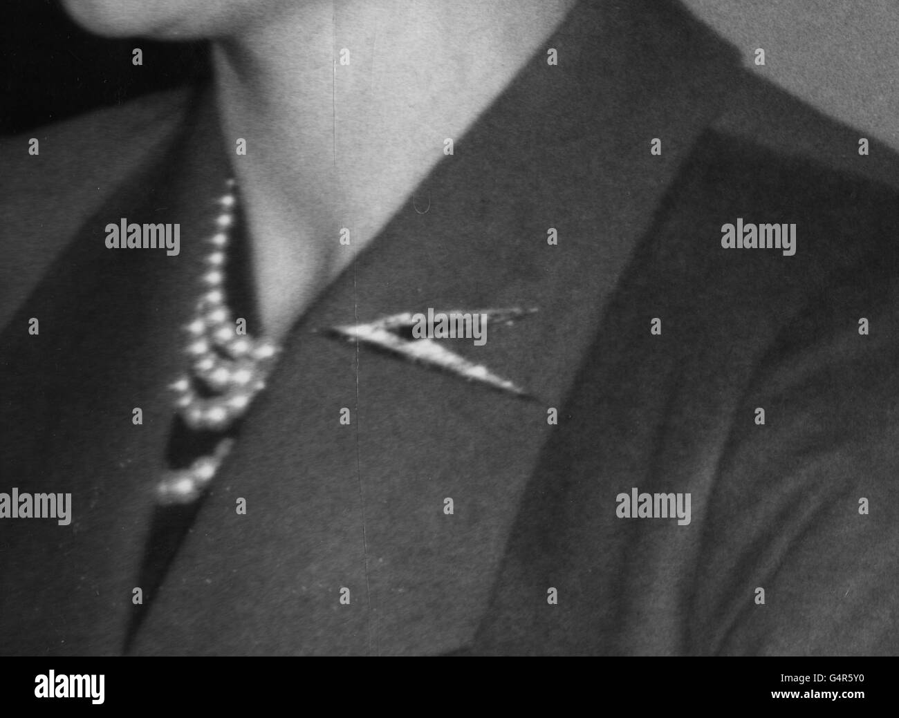The brooch worn by Queen Elizabeth II for her flight from Heathrow ...
