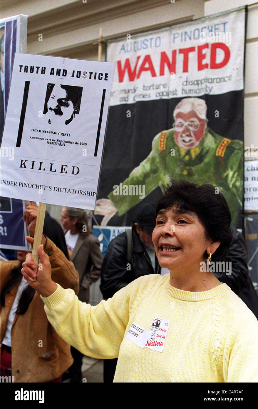 Anti Pinochet demonstrators outisde London's Bow Street Magistrates ...