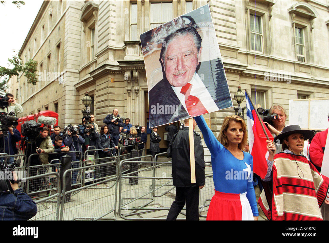 Pro pinochet demonstrators outisde londons bow street magistrates court ...