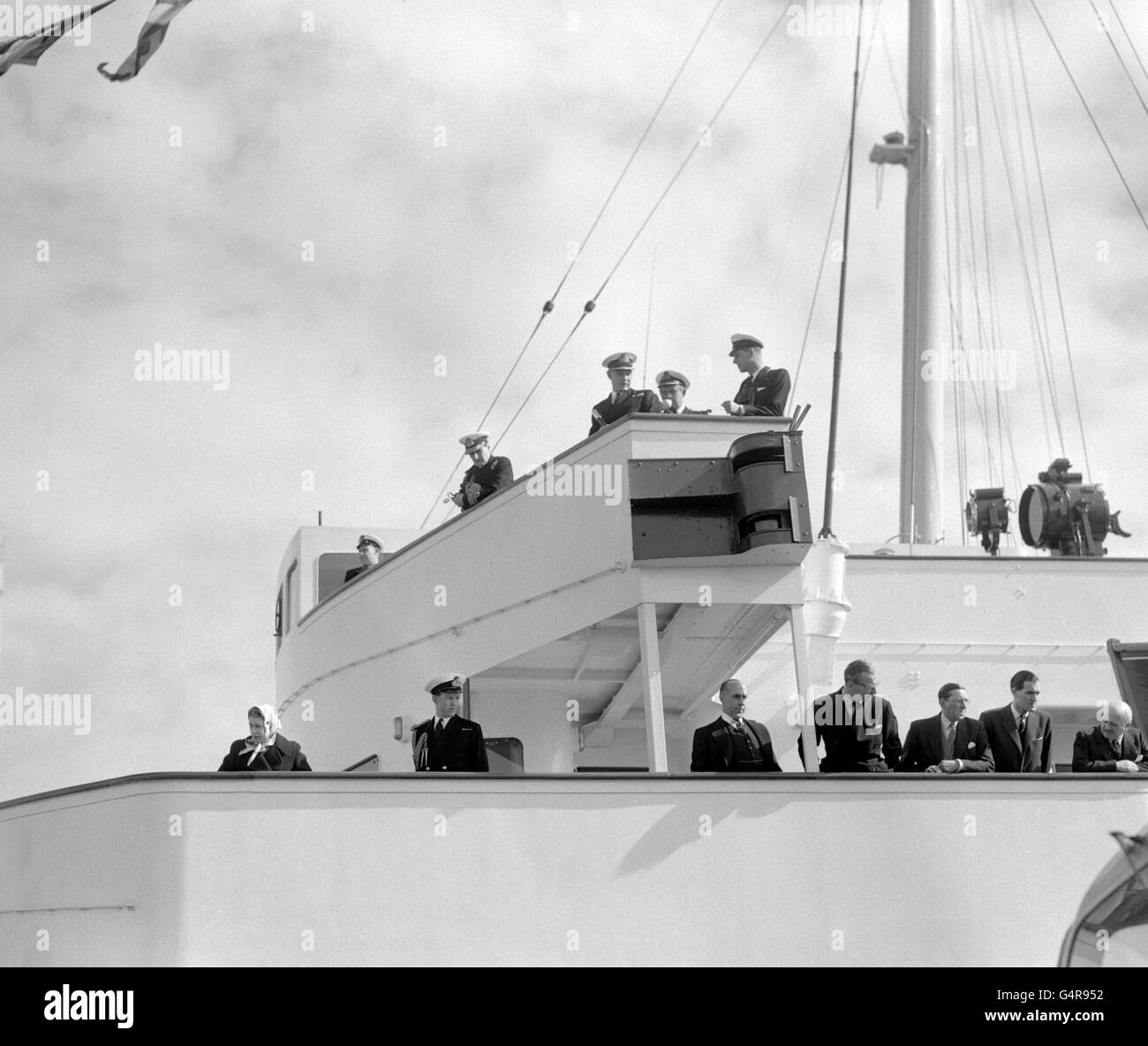 Queen elizabeth duke headscarf hi-res stock photography and images - Alamy