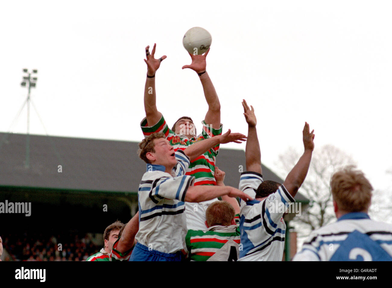 Leicesters martin johnson wins a lineout ball hi-res stock photography ...