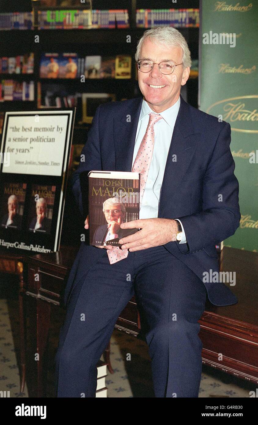 Signing2 hi-res stock photography and images - Alamy