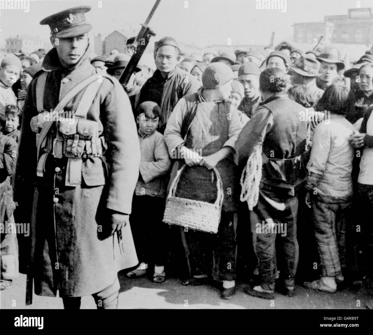 BRITISH SENTRY WITH CHINESE CIVILIANS: SHANGHAI 1933 Stock Photo - Alamy