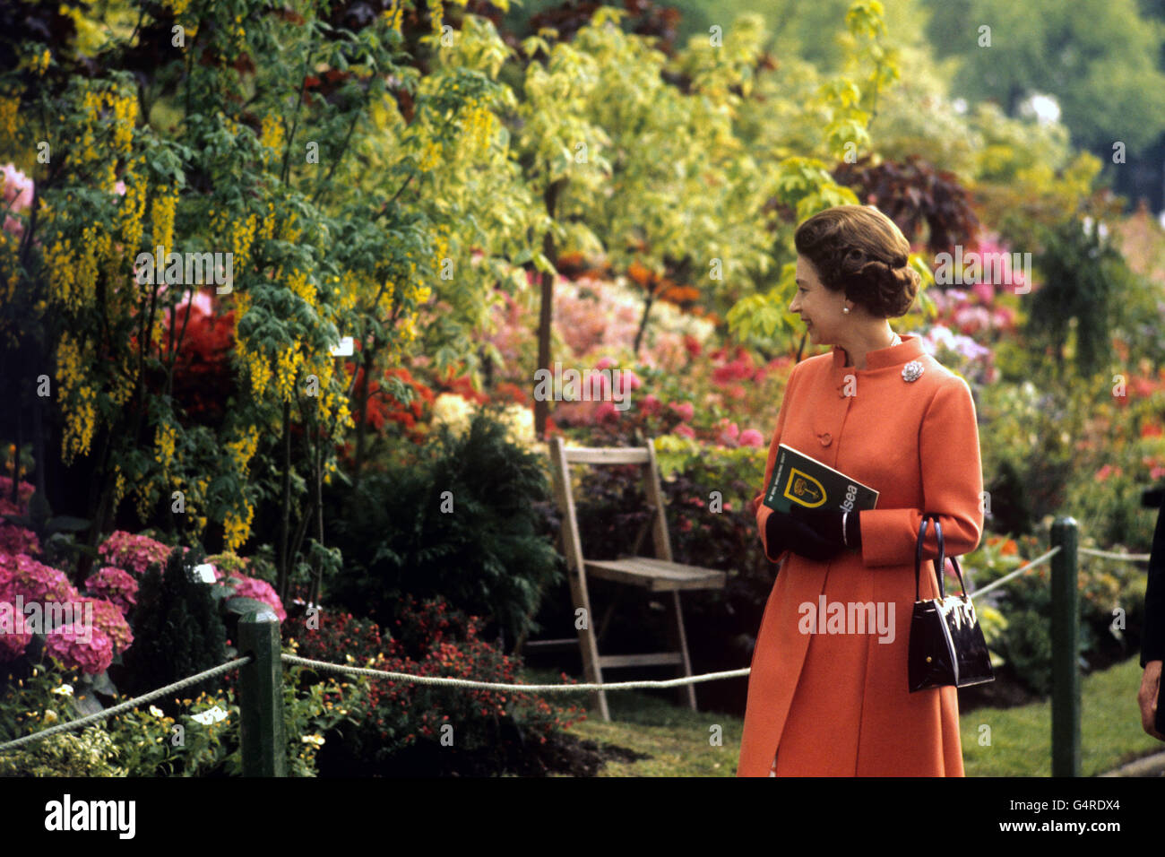 Queen Elizabeth II during her visit to the Chelsea Flower Show Stock ...