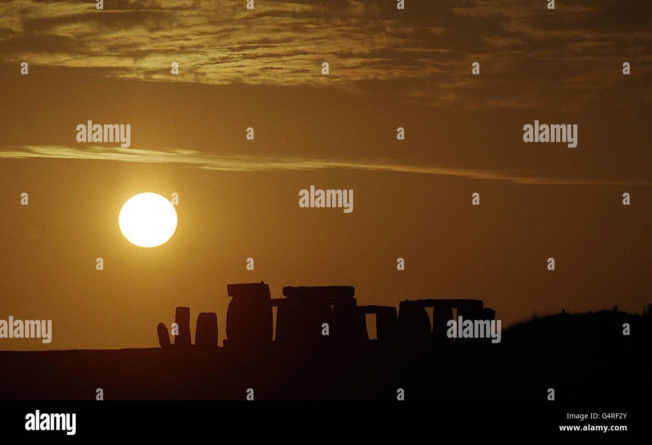 Stonehenge sunset 5 hi-res stock photography and images - Alamy