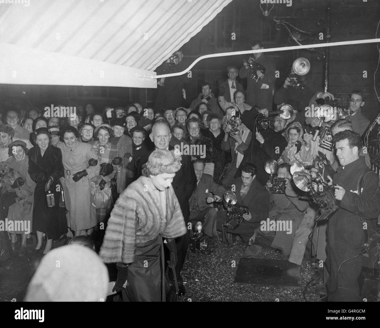 Queen Elizabeth II arriving at the home of the Earl and Countess of ...