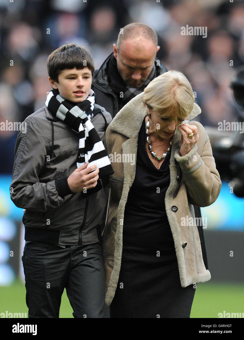 Alan shearer comforts gary speeds mum hi-res stock photography and ... Alan shearer comforts gary speeds mum hi-res stock photography and ...