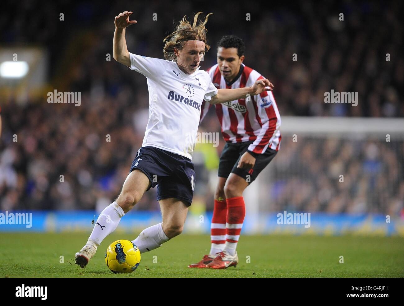 Tottenham hotspurs luka modric in action hi-res stock photography and ...