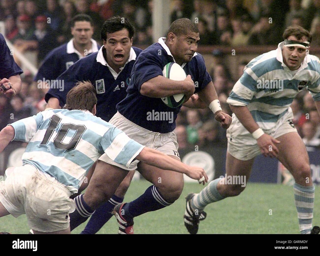 Samoa's Va'aiga Tuigamala breaks against Argentina during the Rugby ...