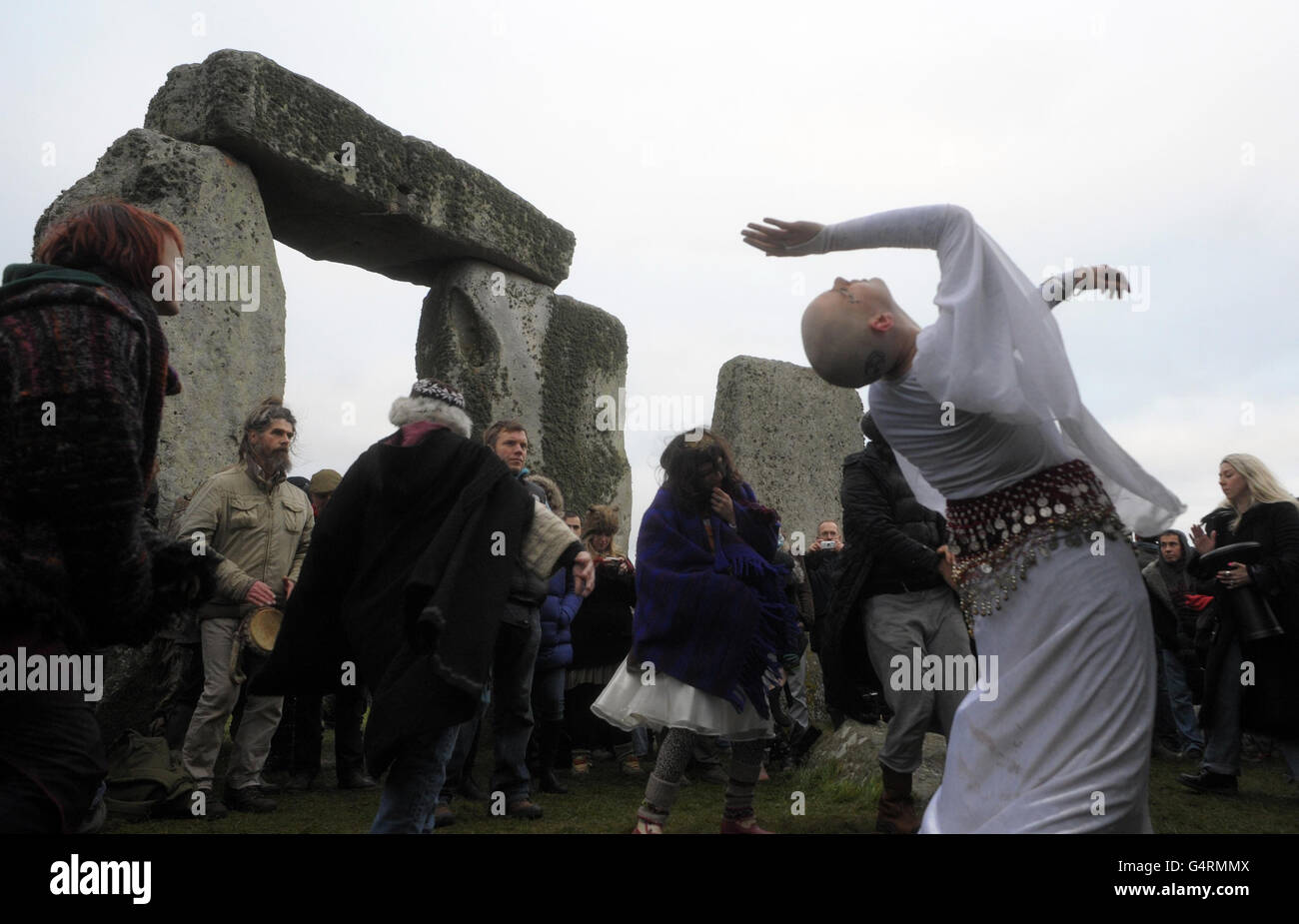 People celebrate the sunrise at the Winter Solstice at Stonehenge in ...