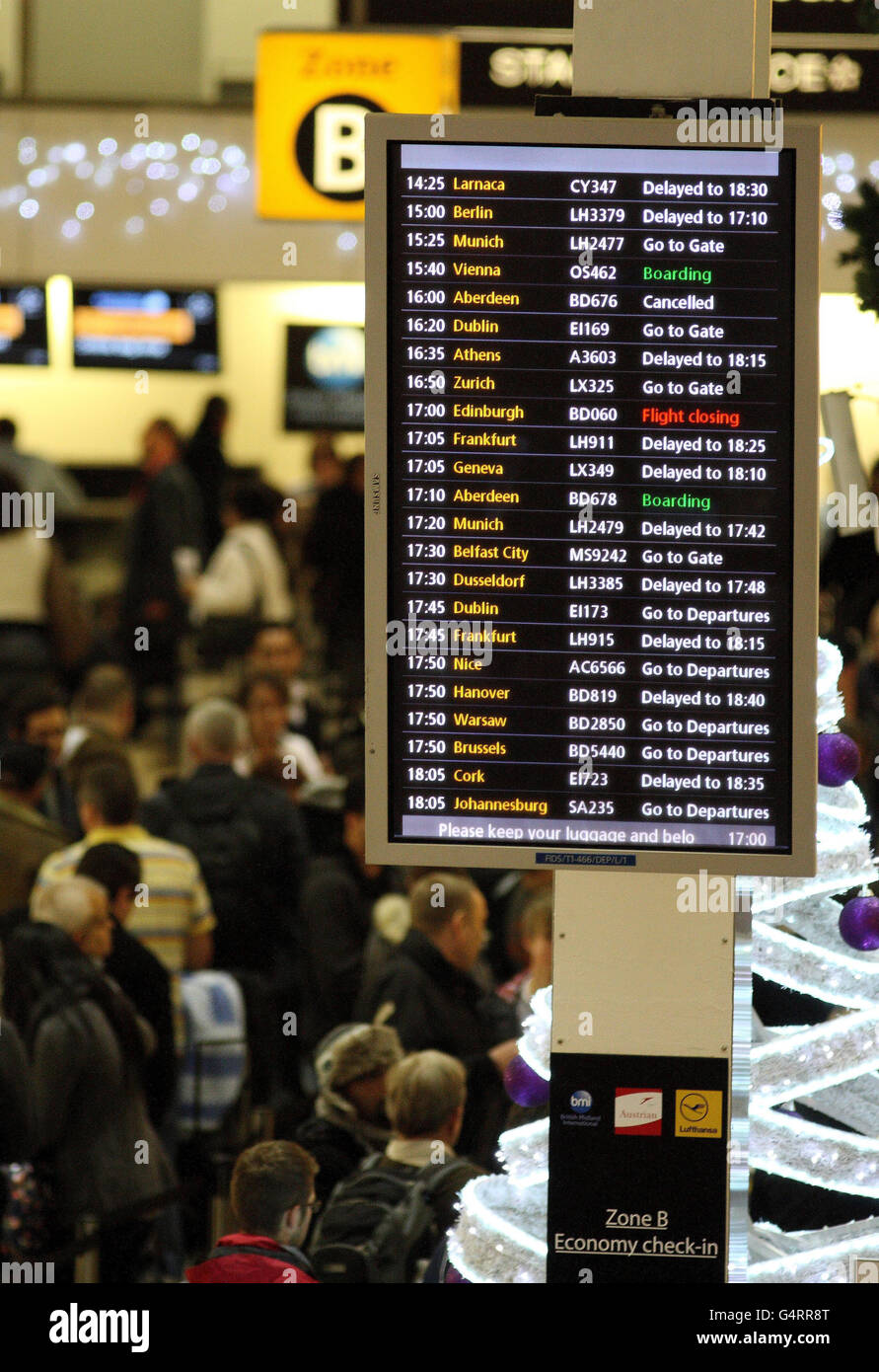 Airport delayed board hi-res stock photography and images - Alamy