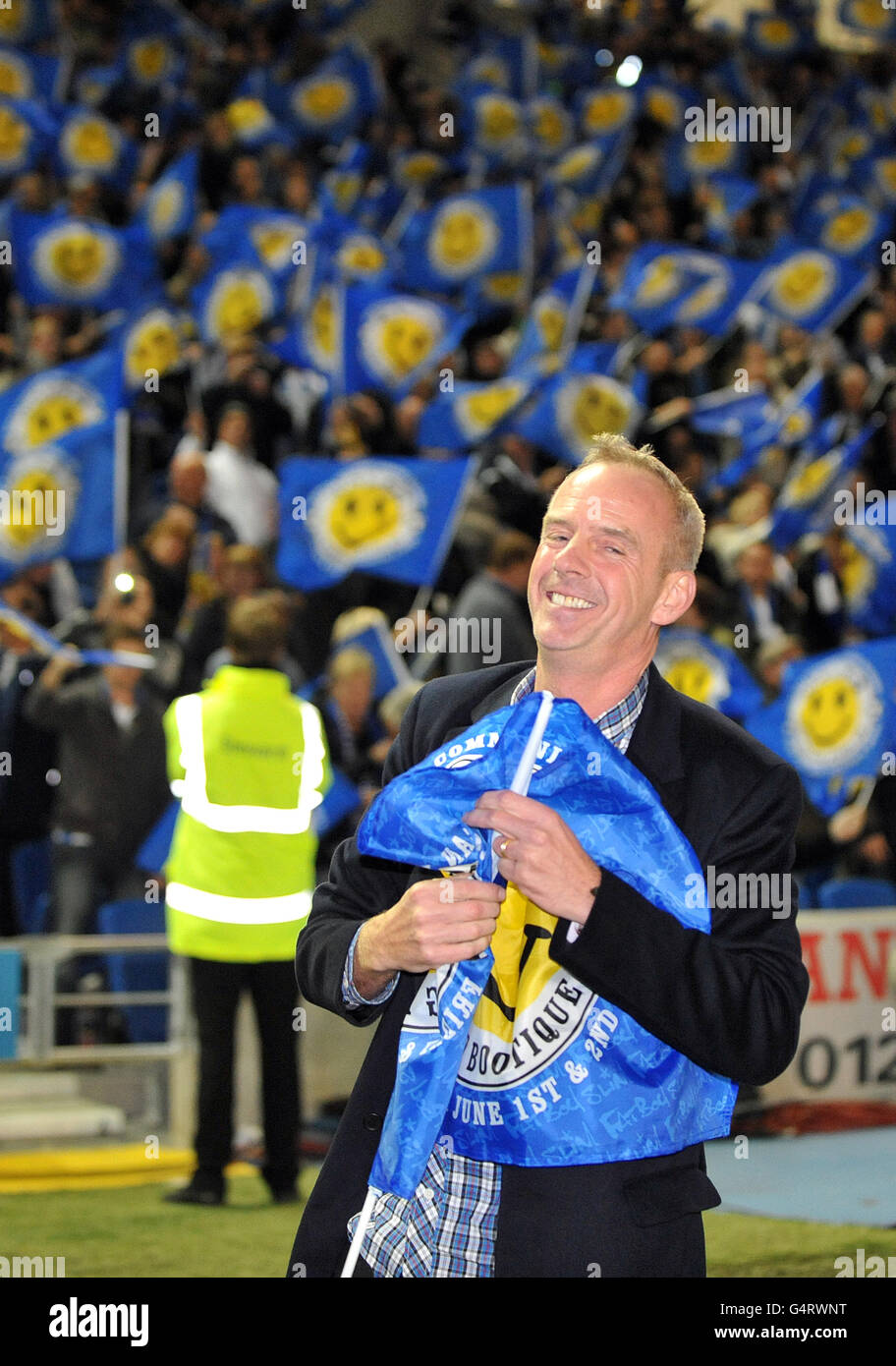 Cook aka slim on the pitch the match hi-res stock photography and ...