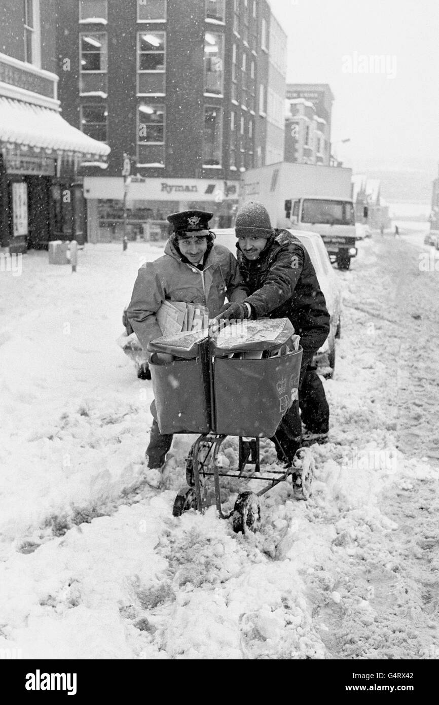 British Postal Service - Winter Weather - Kent Stock Photo - Alamy