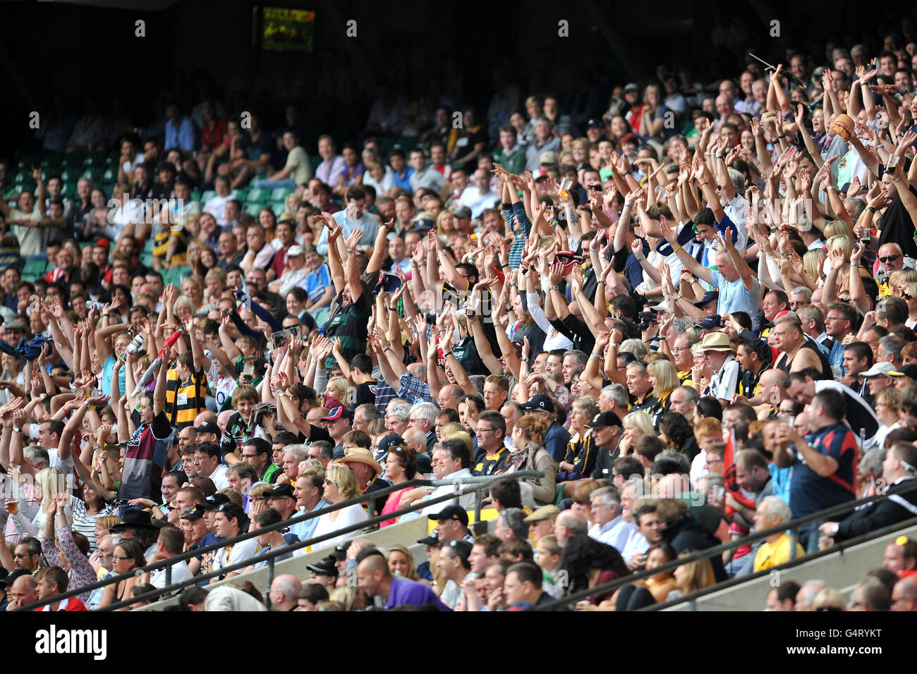 Saracens fans in the stands hi-res stock photography and images - Alamy