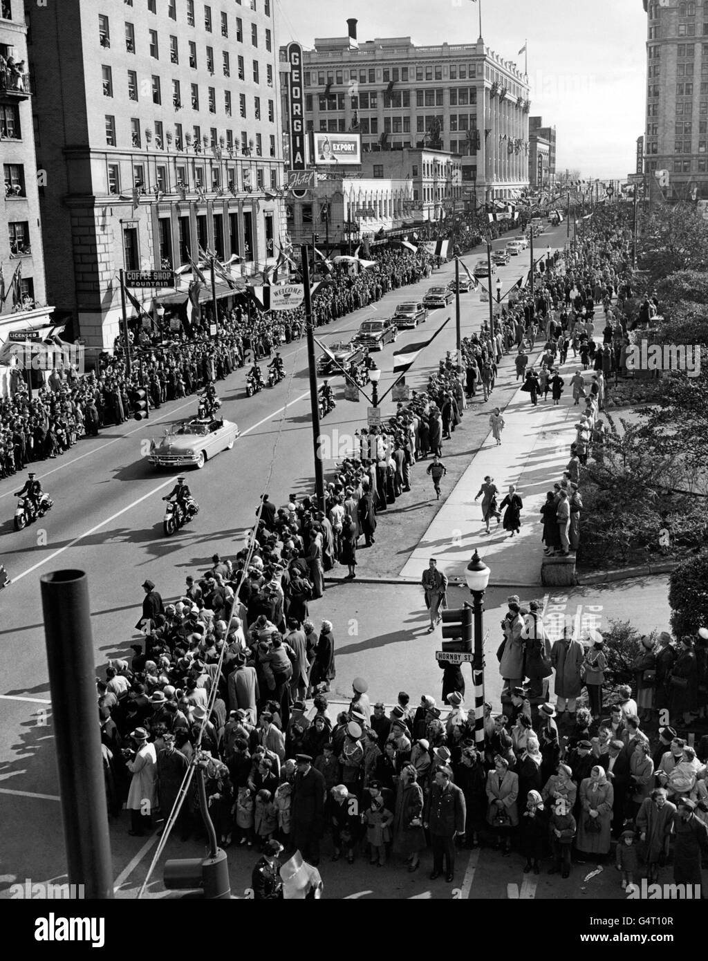 The royal procession of Princess Elizabeth and the Duke of Edinburgh in ...