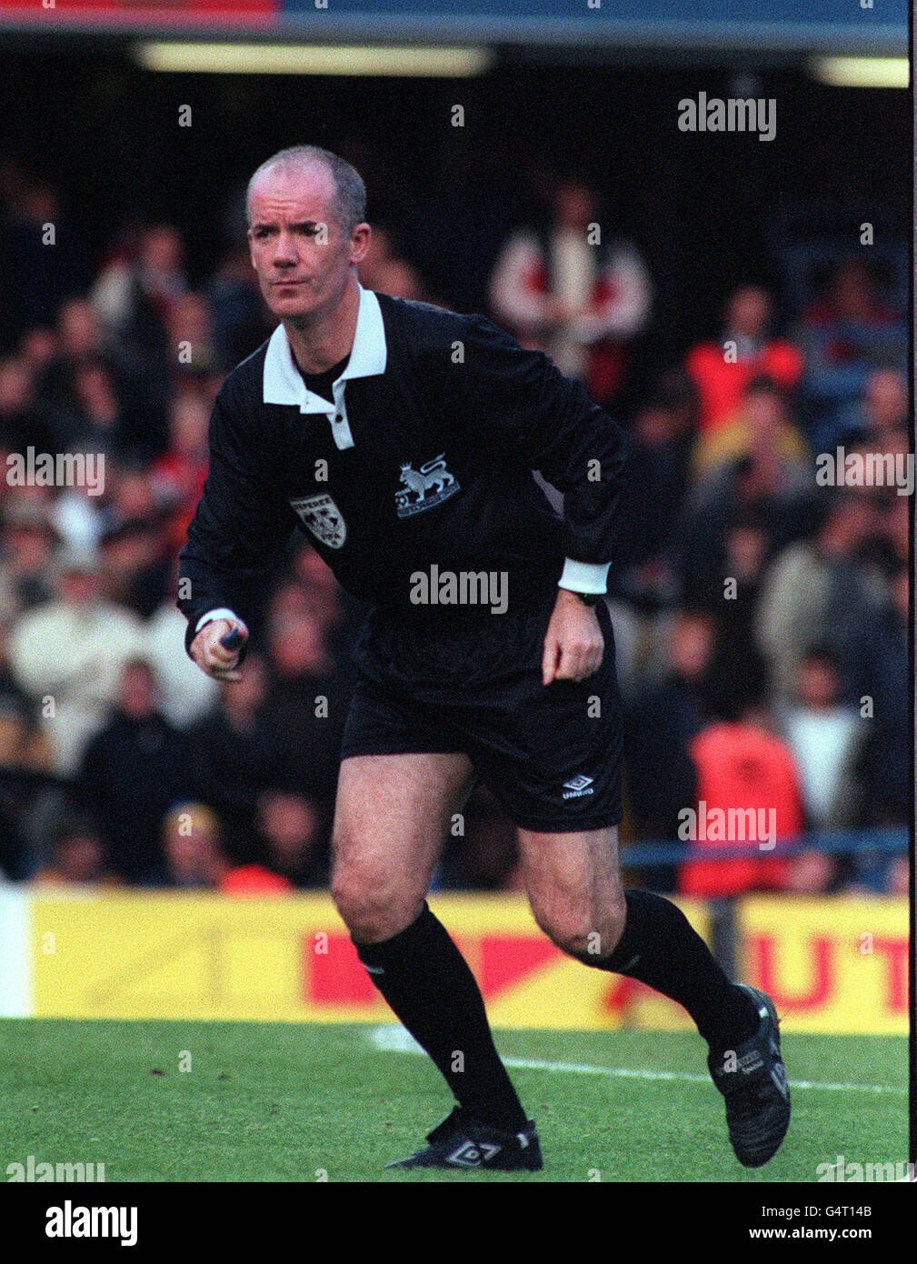 Dermot gallagher referee football hi-res stock photography and images ...