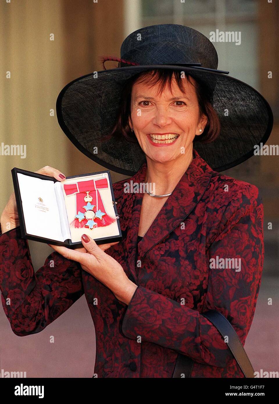 After receiving cbe queen buckingham palace hi-res stock photography ...