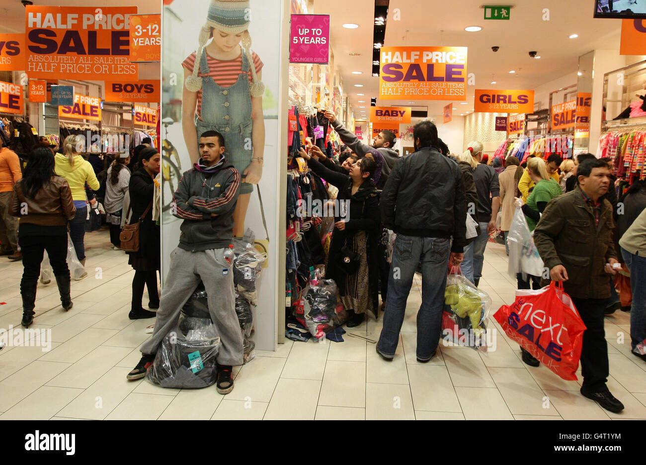 Shoppers at the trafford centre in trafford hi-res stock photography ...