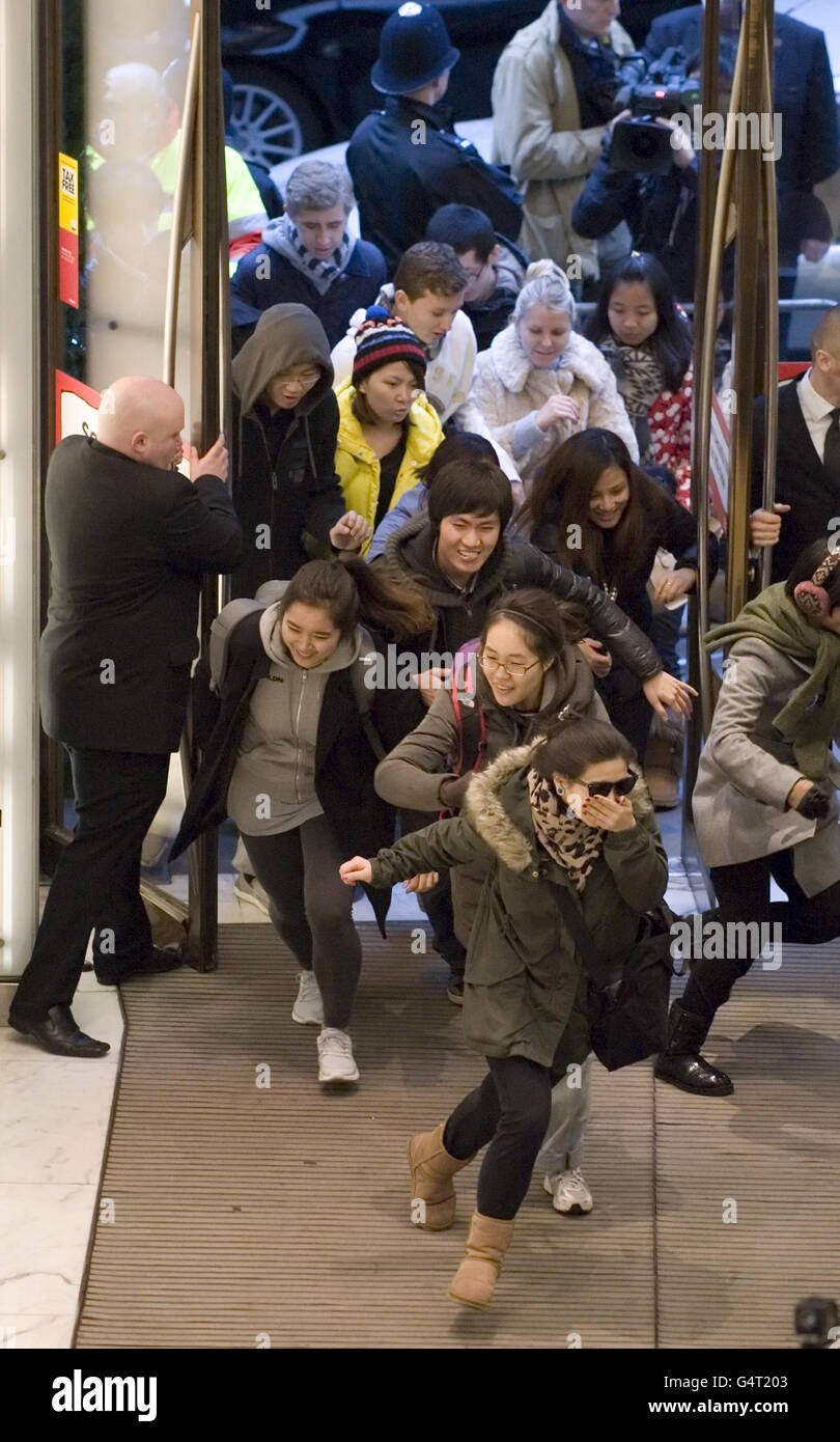 Department store opens its doors boxing day sale hi-res stock ...