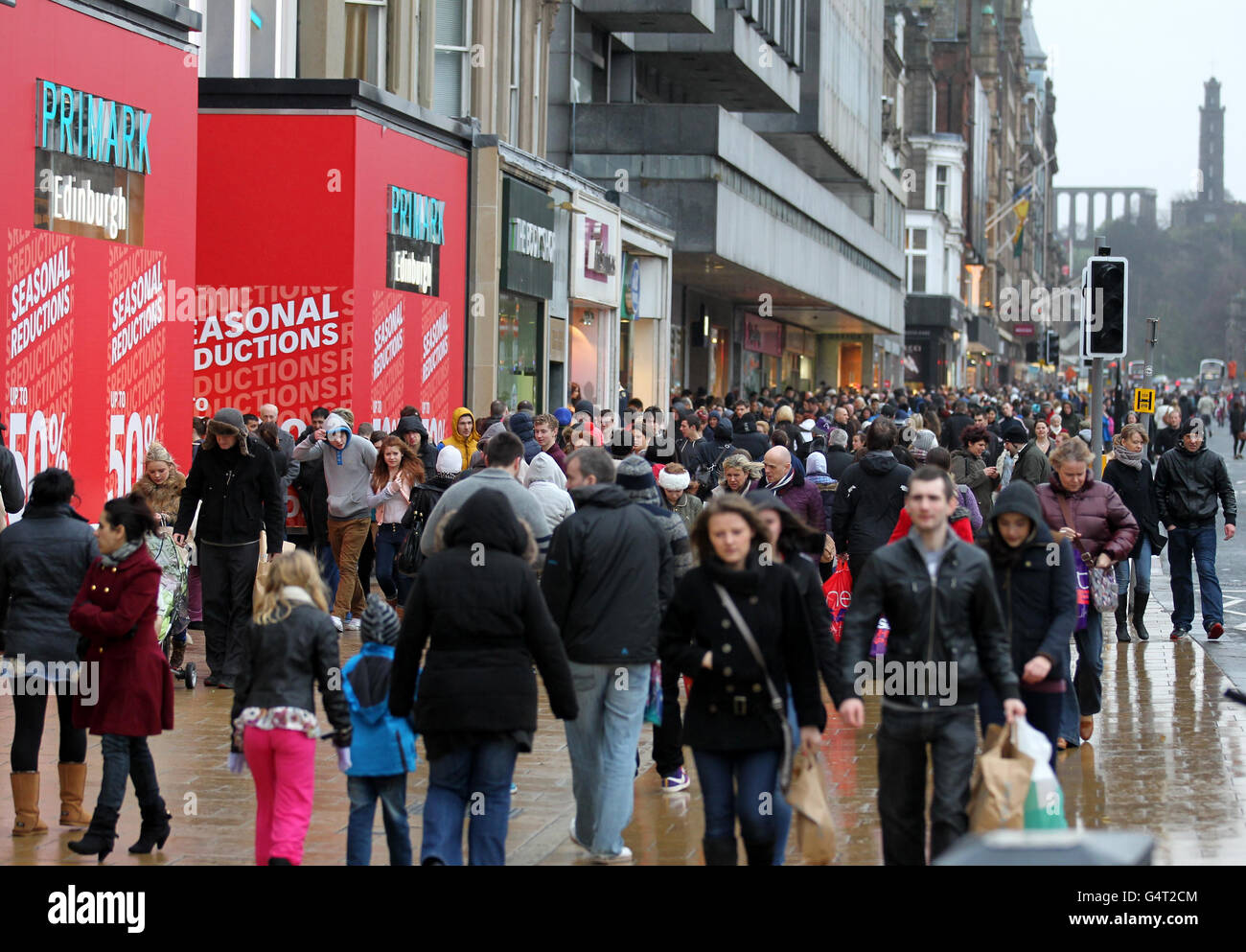 Boxing Day shoppers on Princes Street in Edinburgh Stock Photo - Alamy