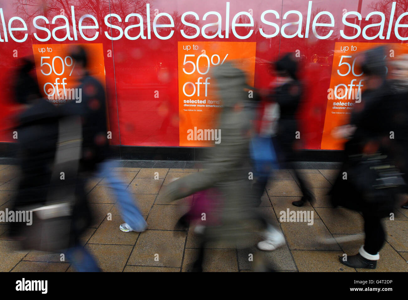 Boxing Day shoppers on Princes Street in Edinburgh Stock Photo - Alamy