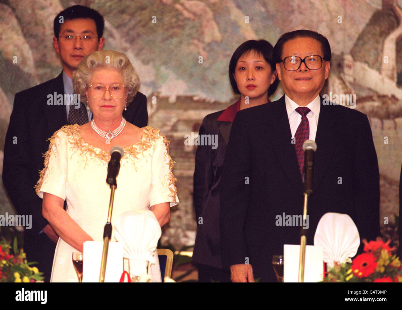CHINESE BANQUET. The Queen with Chinese President Jiang Zemin during ...