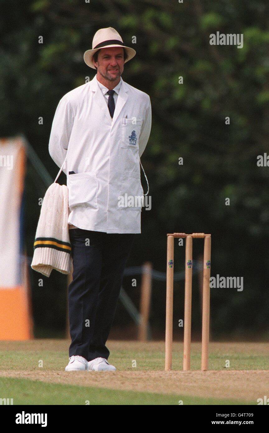 Umpire peter willey hi-res stock photography and images - Alamy