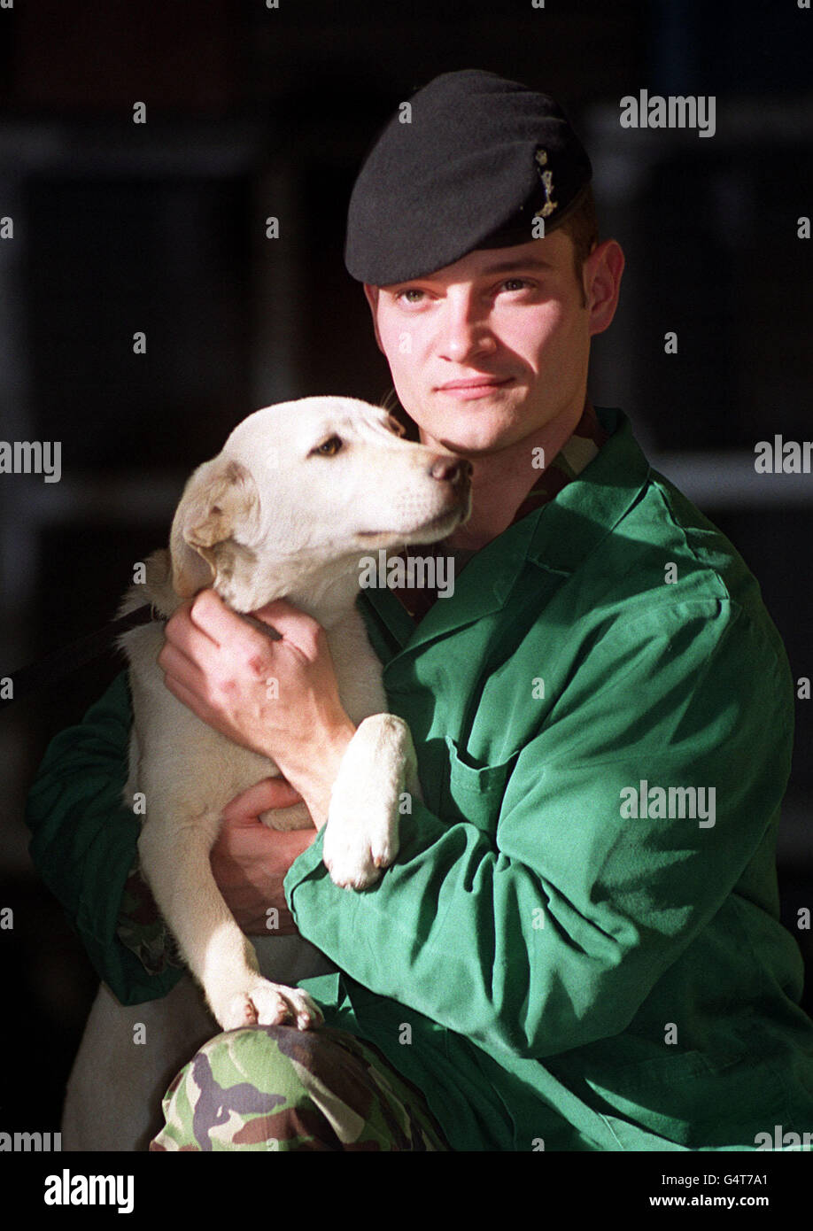 Royal signals lance corporal steve smith cuddles osker hi-res stock ...