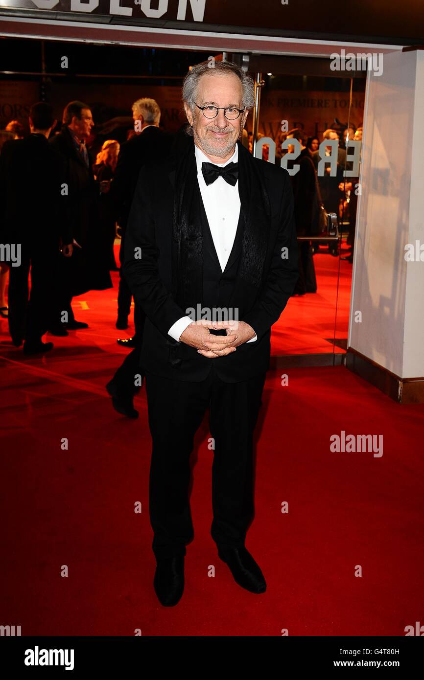 Steven spielberg arriving for the uk premiere of war horse hi-res stock ...