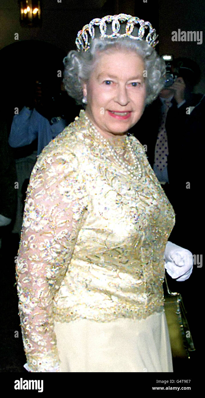 Royal queen elizabeth ii queen1990s hi-res stock photography and images ...