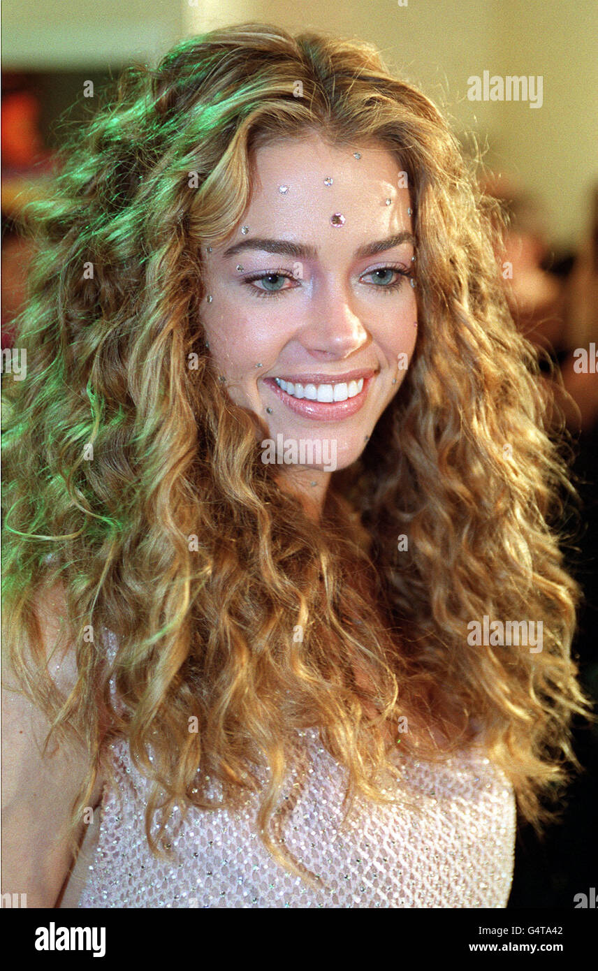 Denise richards james bond hi-res stock photography and images - Alamy
