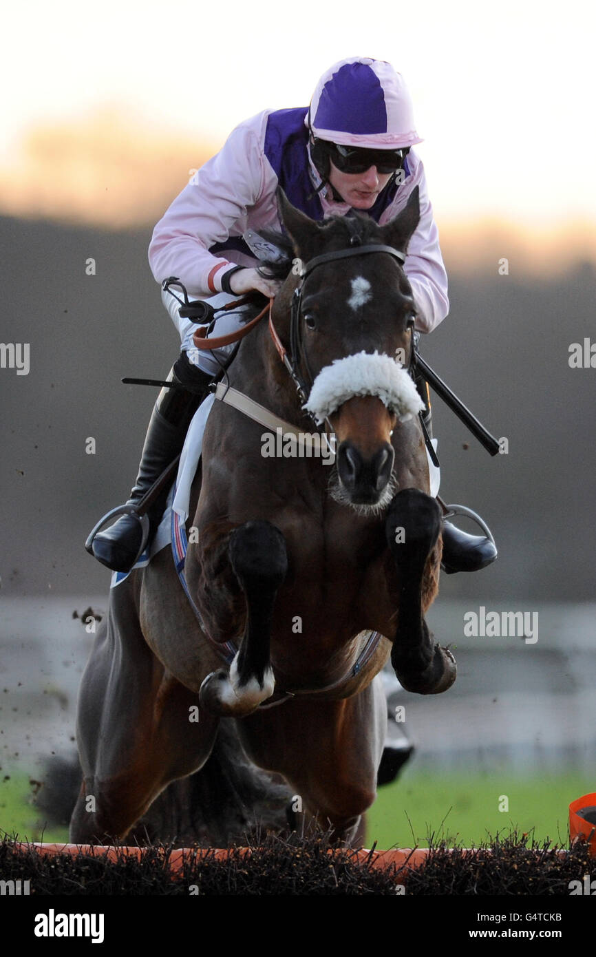 Leicester racecourse jumps hi-res stock photography and images - Alamy