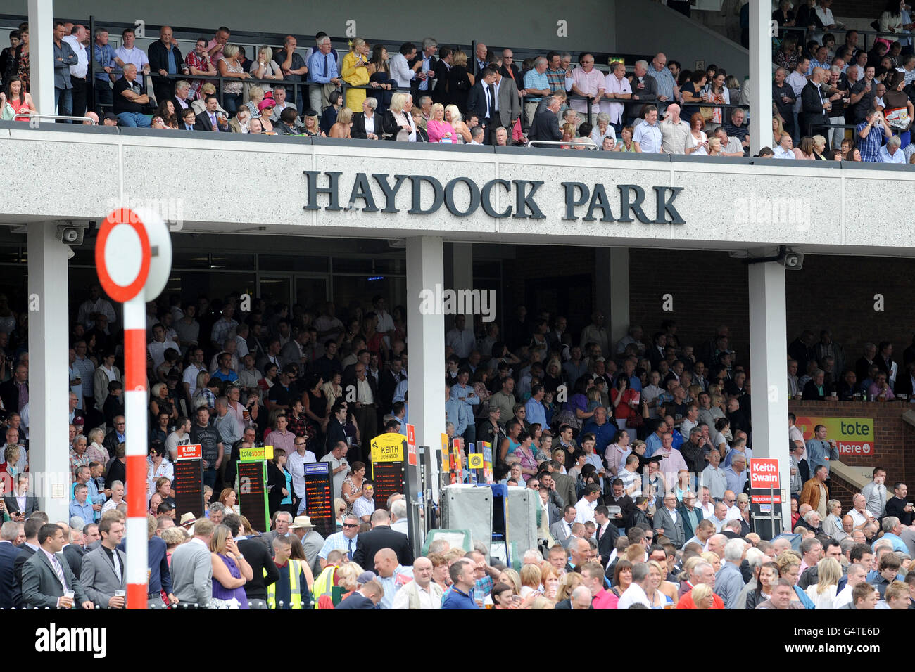 A packed crowd of spectators at haydock park hi-res stock photography ...