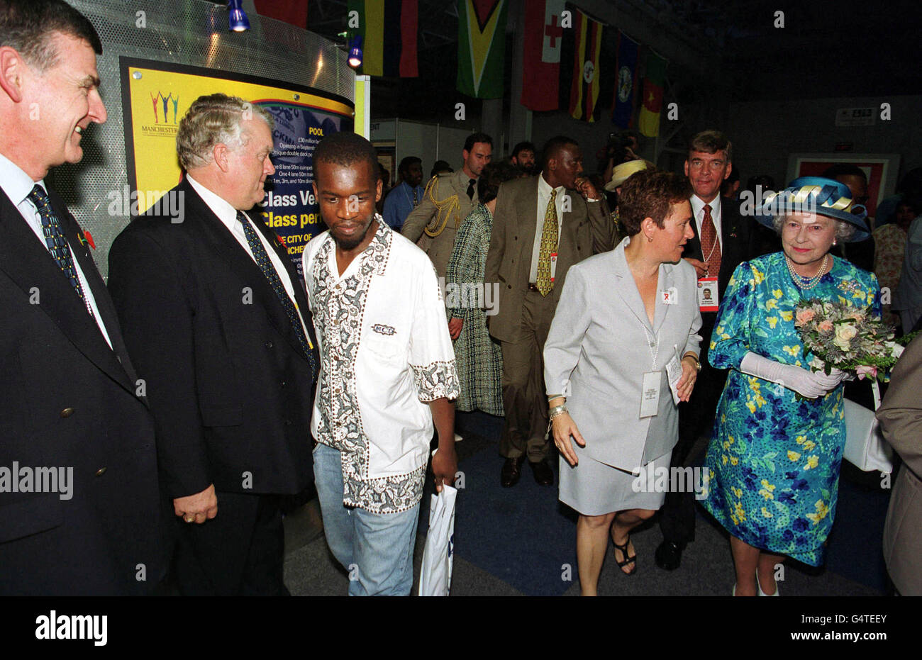 Queen blue dress 2002 hi-res stock photography and images - Alamy