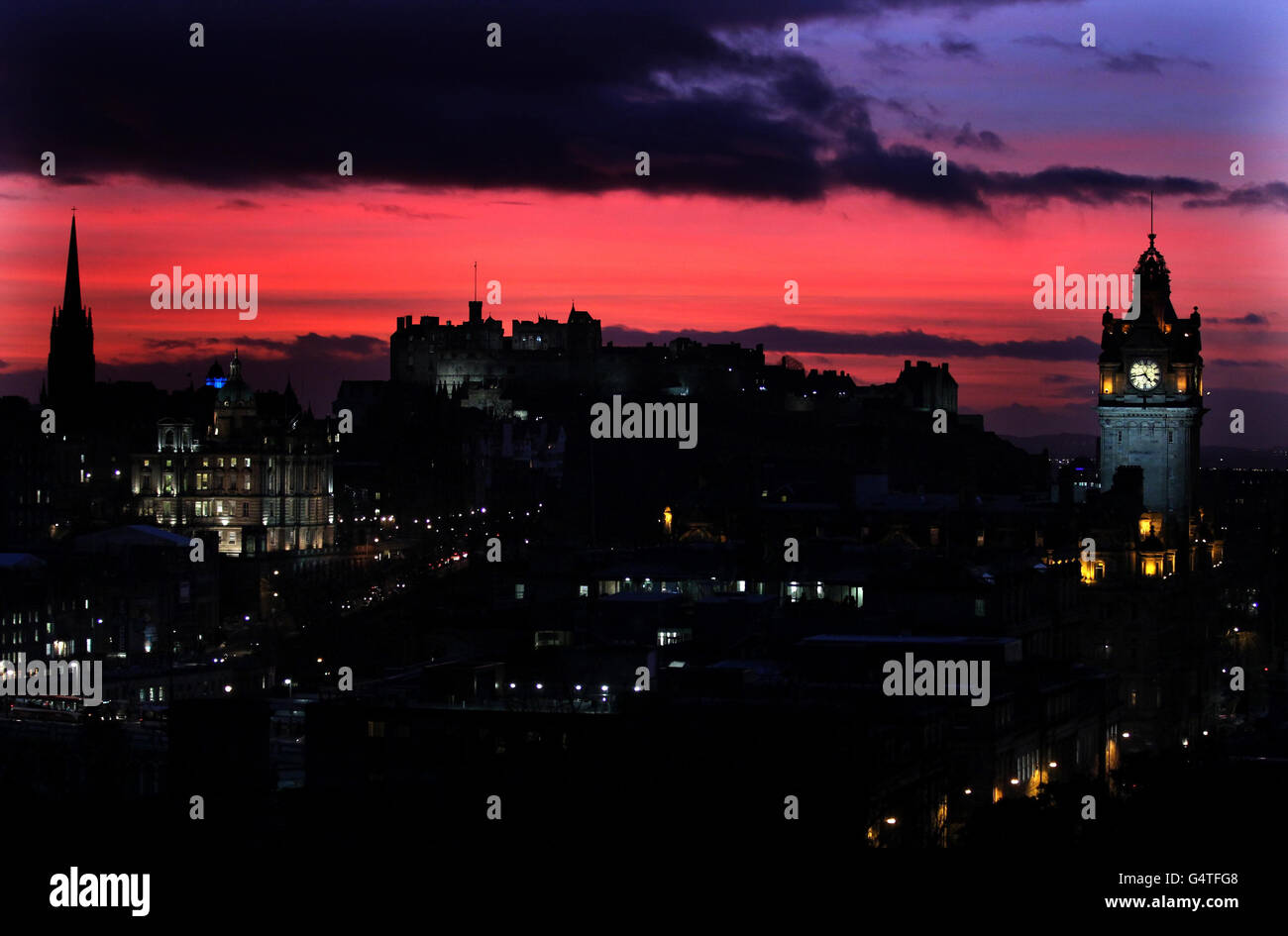The sunsets over the skyline in edinburgh hi-res stock photography and ...