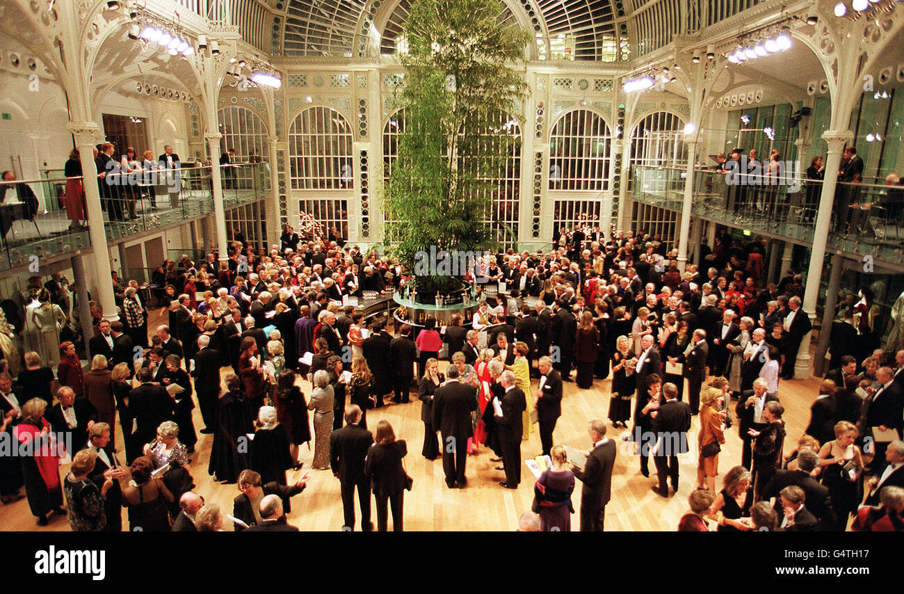 Royal Opera/Atrium audience Stock Photo - Alamy