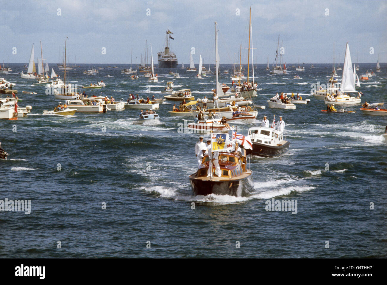 Queen elizabeth ii silver jubilee boat hi-res stock photography and ...