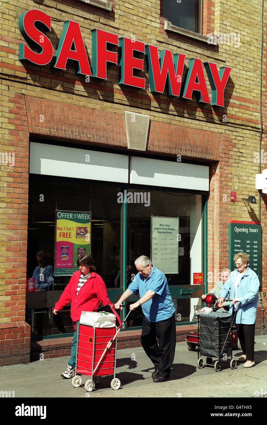 Shoppers outside a safeway supermarket store in london 9 1 03 hi-res ...