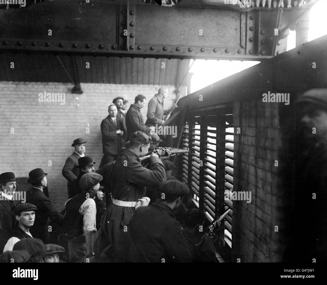 Siege at 100 Sidney Street, Houndsditch, east London - 1911 Stock Photo ...